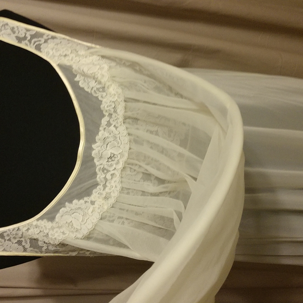 Beautiful Vintage 1960s 2-Pc Negligee Set - Gem